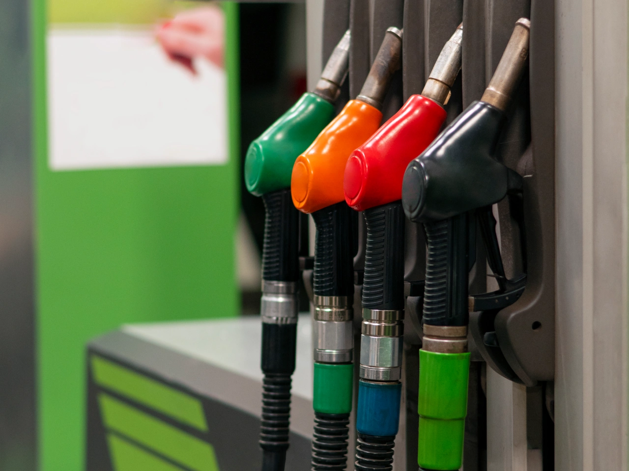 Goriva u Makedoniji poskupjela prema odluci Regulatorne komisije za ...